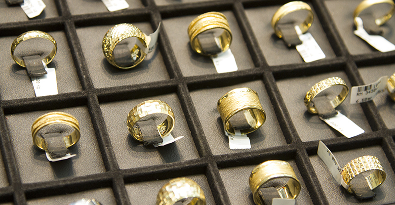 Wedding Bands and Engagement Rings Keep Luanda’s Gold Business Alive • 360 Angola